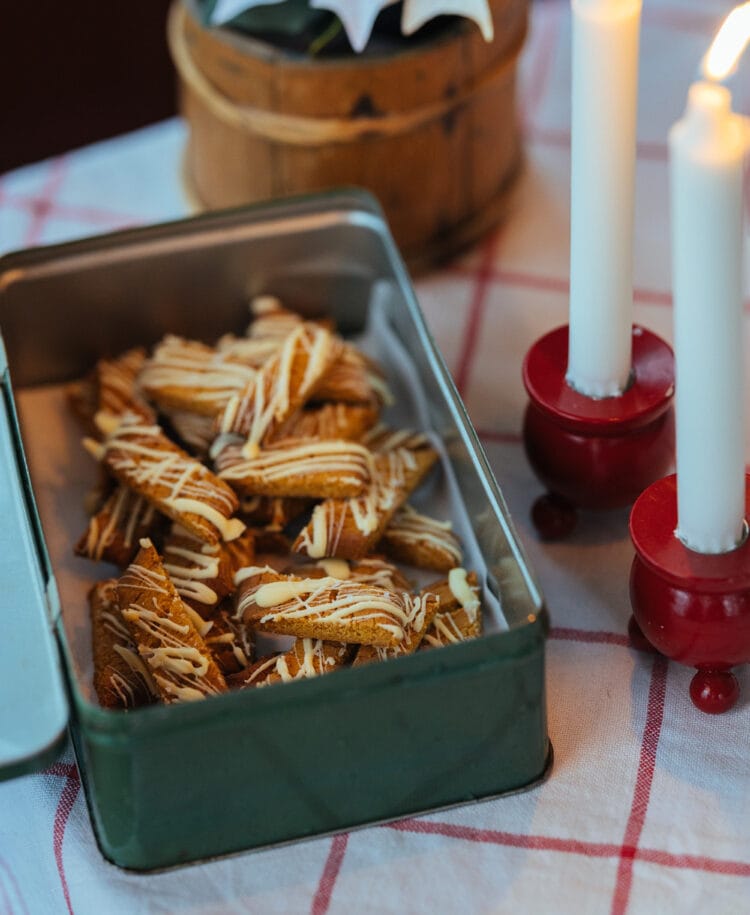 Saffranssnittar med vit choklad och flingsalt - Claras recept, Fika ...